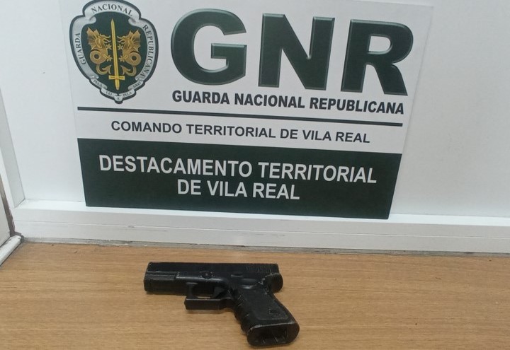 Apreendida réplica de arma de fogo